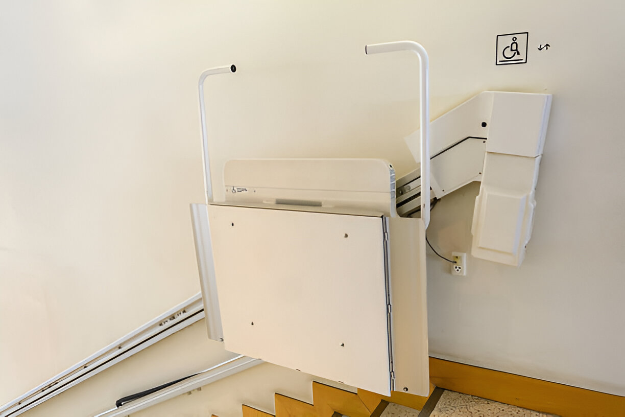 5 Reasons to Install a Vertical Platform Lift for Wheelchair ...